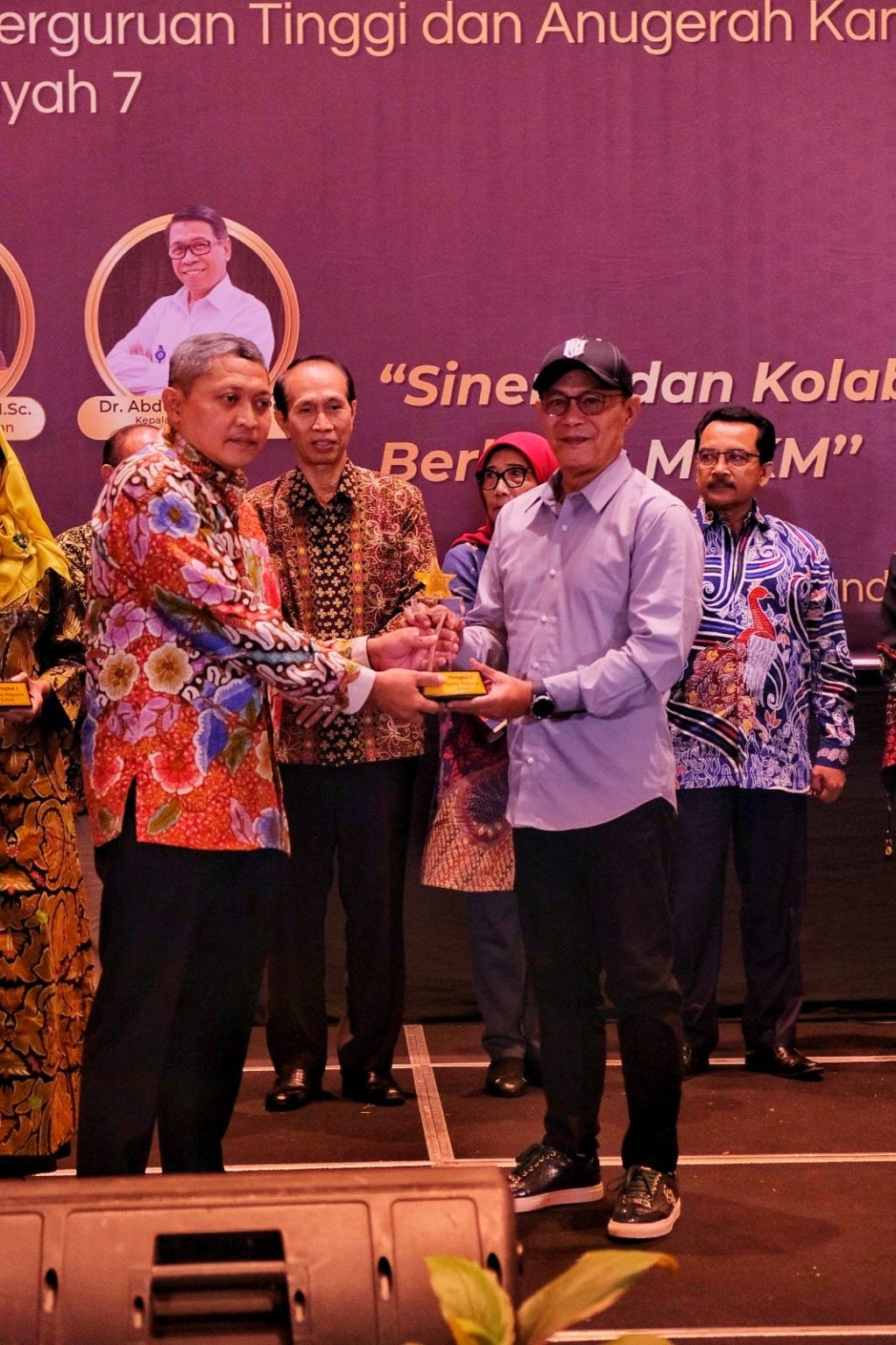 Universitas IBU Meraih Anugerah Kampus Unggulan (AKU) 2023 LLDikti Wilayah 7 - Universitas Insan ...